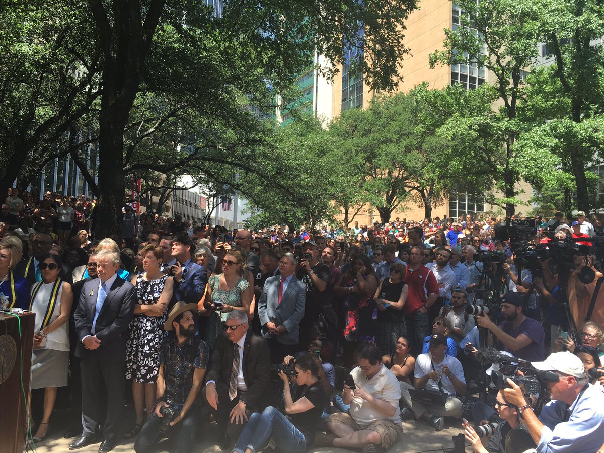 Thousands turn out for Dallas shooting memorial - ITV News