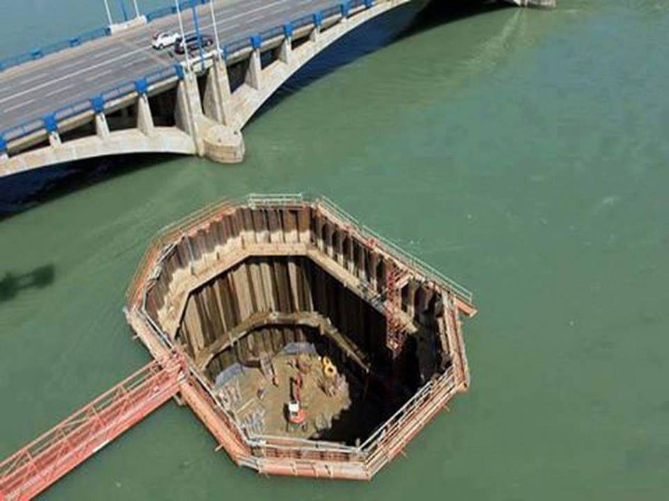Construcción en agua mediante una ataguía hecha con tablestacas