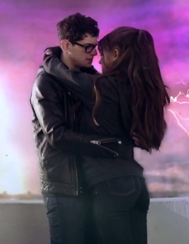Matt Bennett And Ariana Grande Kissing