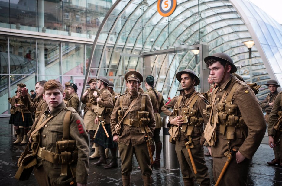 Hundreds of silent WW1 'ghost soldiers' appear at UK train stations ...