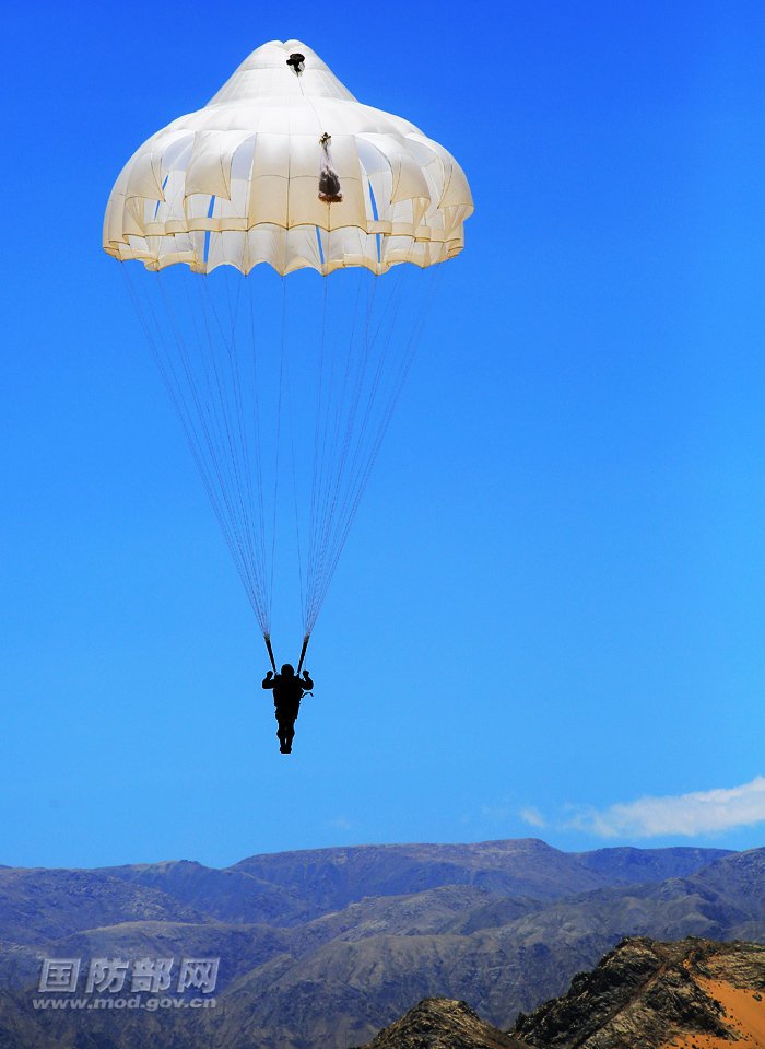 Fly high: chinese airborne troops challenge high-altitude parachuting ...