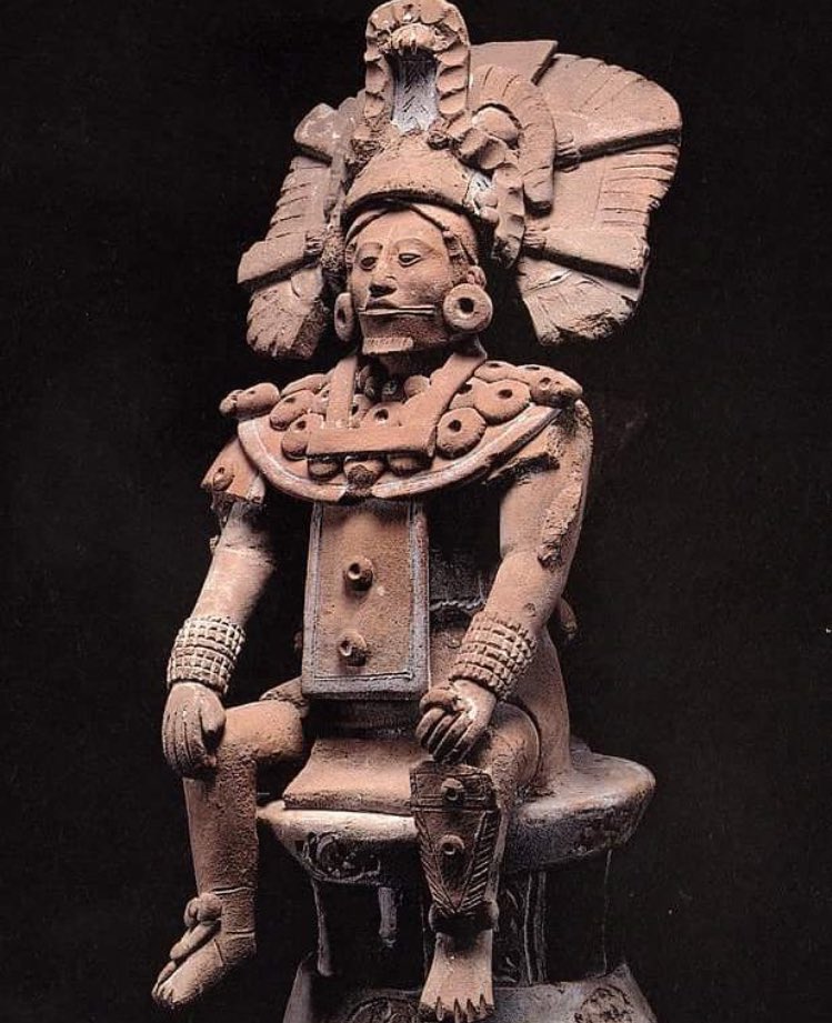 Noble maya sentando con escarificaciones en el rostro. Jaina 600-900 dc ...