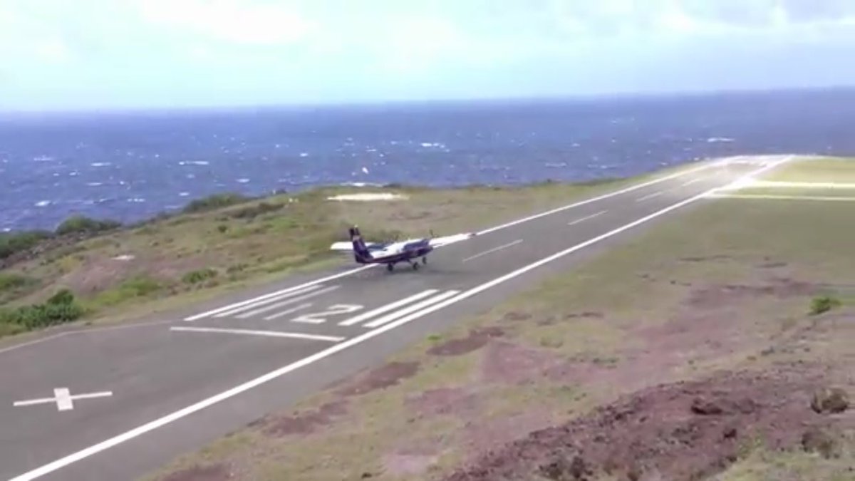 VIDEO The shortest commercial runways in the world (1,312ft long) in ...