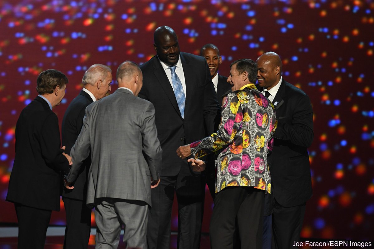 [NBA on TNT] The TNT crew embraces Craig Sager after his speech : r/nba