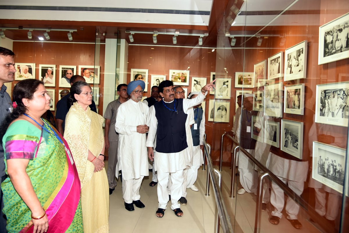INCIndia Chief Sonia Gandhi & former PM Manmohan Singh inaugurate ...