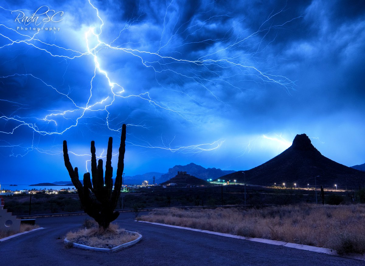 Noche: ¡Impresionante! Noche épica de relámpagos en #SanCarlos #Sonora