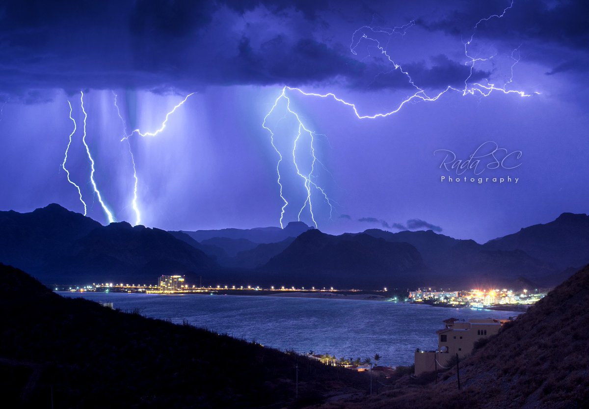 Noche: ¡Impresionante! Noche épica de relámpagos en #SanCarlos #Sonora