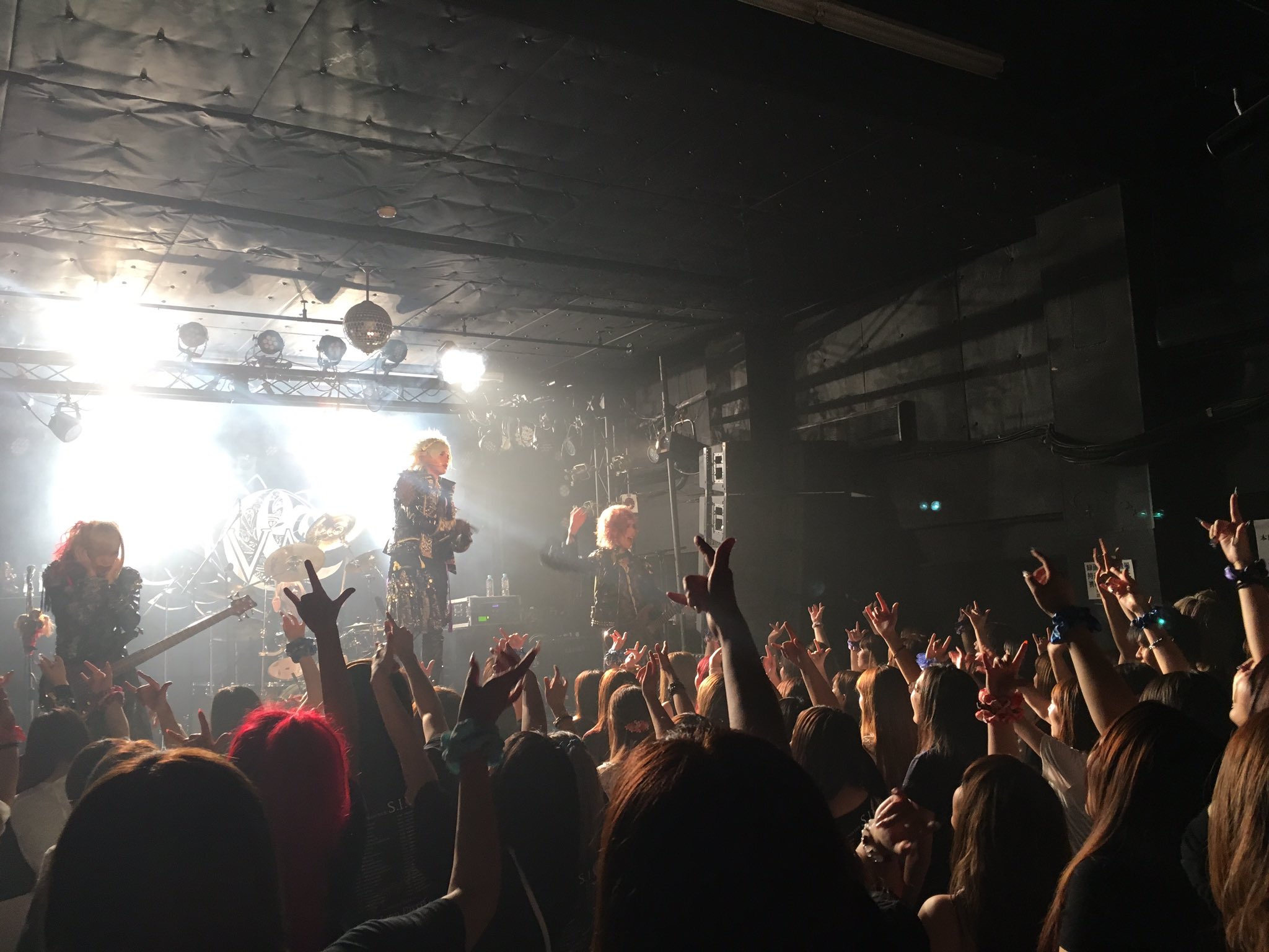 Royz On Twitter 松山公演!オーディエンスの手拍子に迎えられるように4人が登場。序盤から1年振りとは思えない程歓声がフロアに