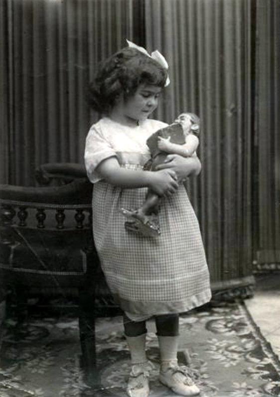 Frida kahlo de niña jugando con una muñeca. no tenía mas de 6 años de ...