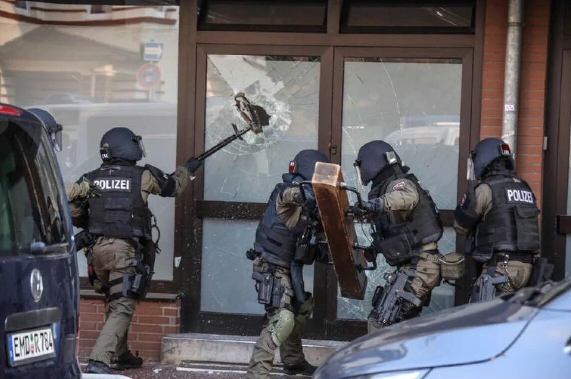 BREAKING: German SEK special forces carry out an anti-terror raid at a ...