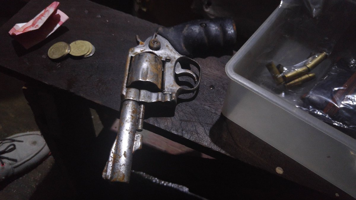 Narekober sa crime scene ang isang kalibre 38 baril, sumpak, bala ...