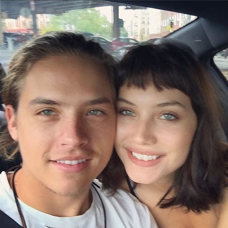 Fragmento Los Invitados Espectador Dayna Frazer And Dylan Sprouse Mirar