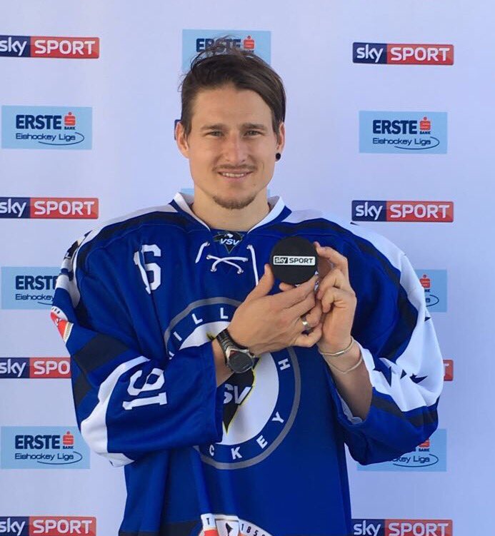 Beim Shooting wird der Puck noch liebevoll behandelt, am Eis dann nicht ...