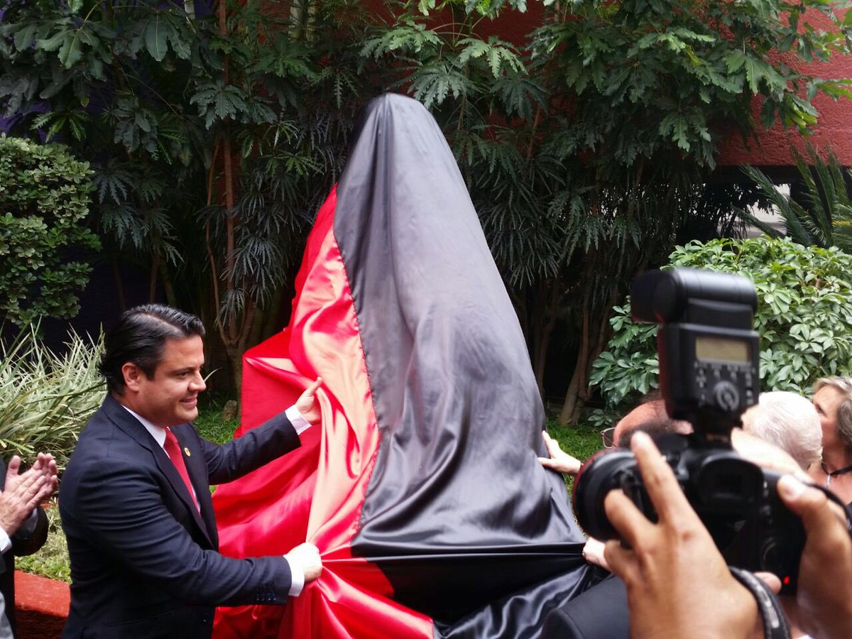 ¡Nuestro fundador Juan José "Lico" Cortina queda inmortalizado con la develación de su busto en ...