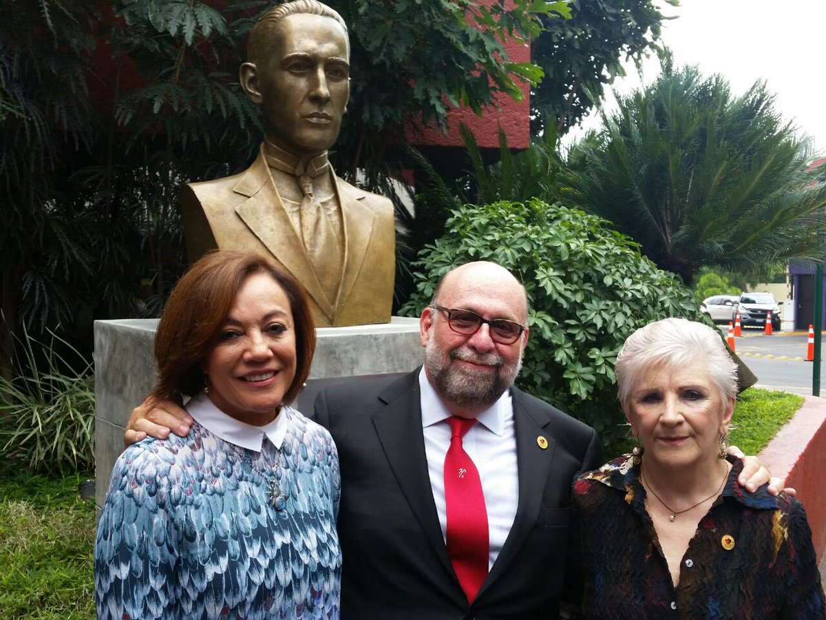 ¡Nuestro fundador Juan José "Lico" Cortina queda inmortalizado con la develación de su busto en ...