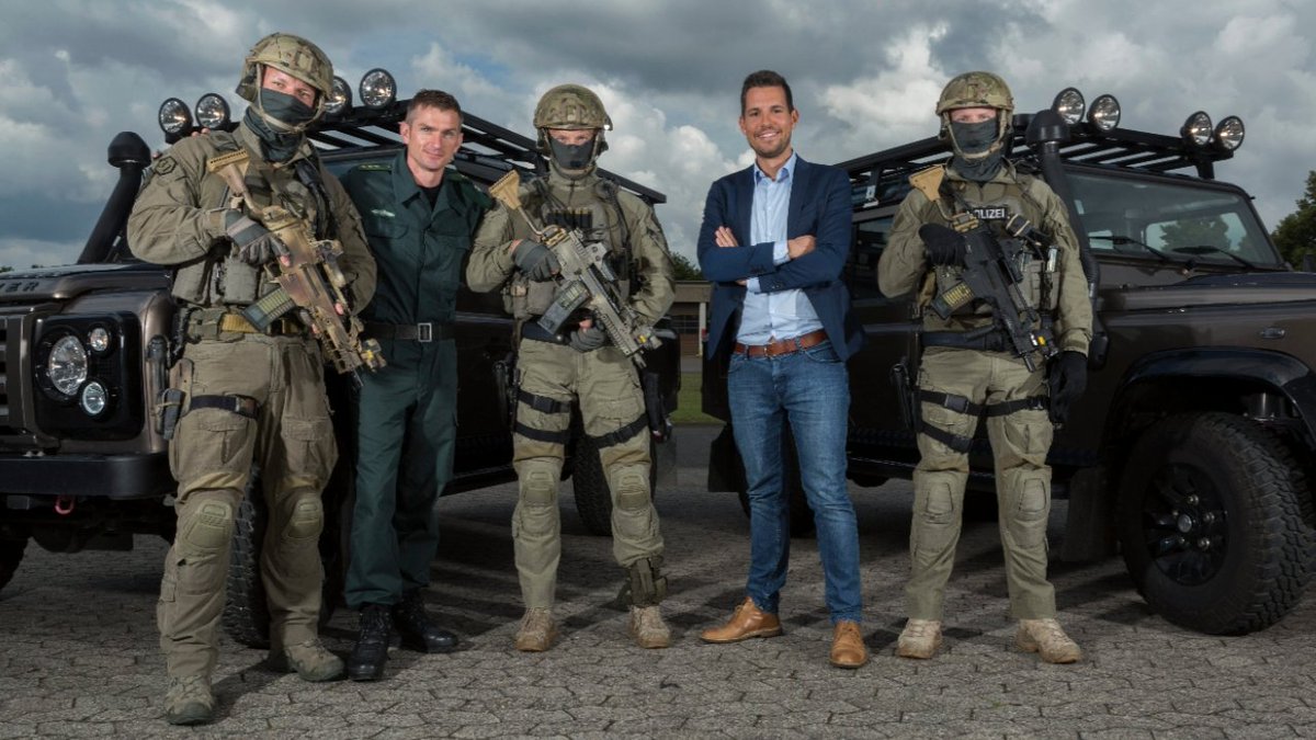 German GSG 9 Operator during a hostage situation in Cologne (Album in ...