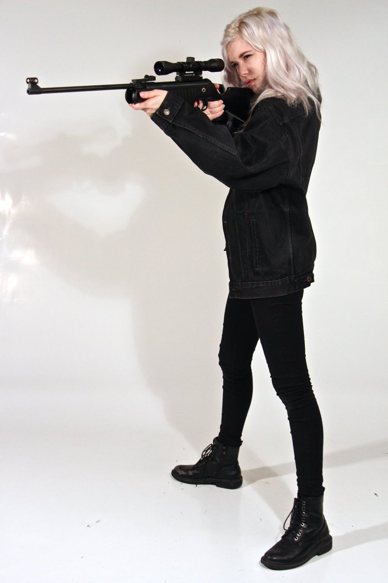 총을 들고 있는 남자