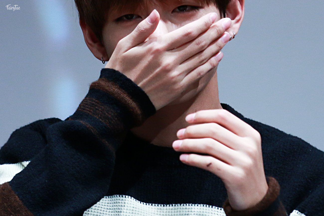[appreciation] Taehyungs Beautiful Hands Celebrity Photos Onehallyu