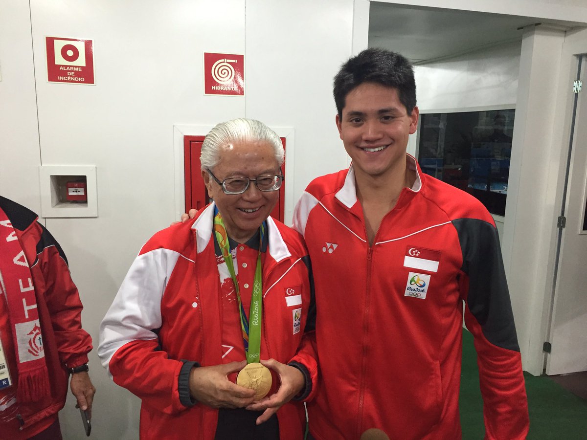 5 years ago KFC Tan fast hand fast leg wear Gold medal take photo ...