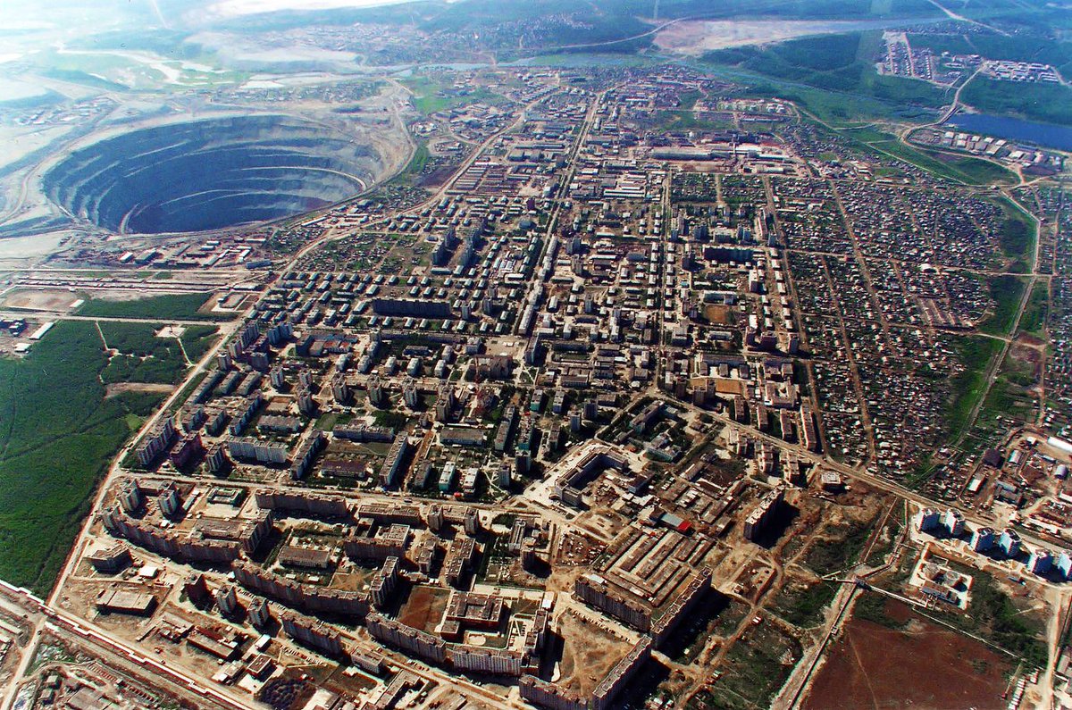 The abandoned mir mine diamond pit located in mirny, eastern siberia ...
