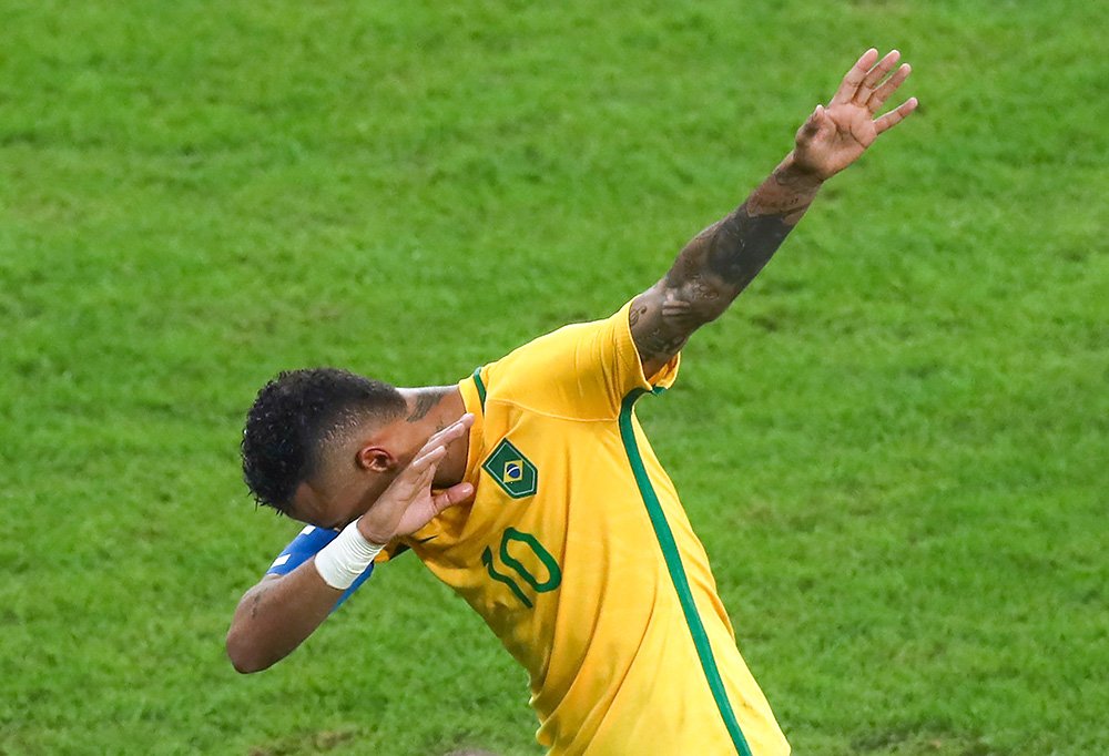 Neymar celebrates scoring his team's first goal | Scoopnest