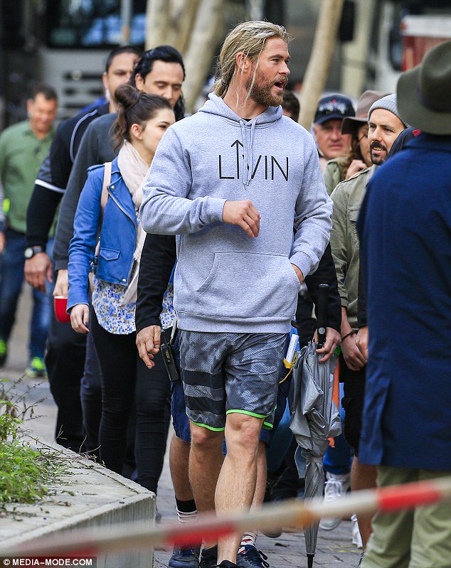 Tom Hiddleston Tom Hiddleston Shows Off His Wig With Chris Hemsworth