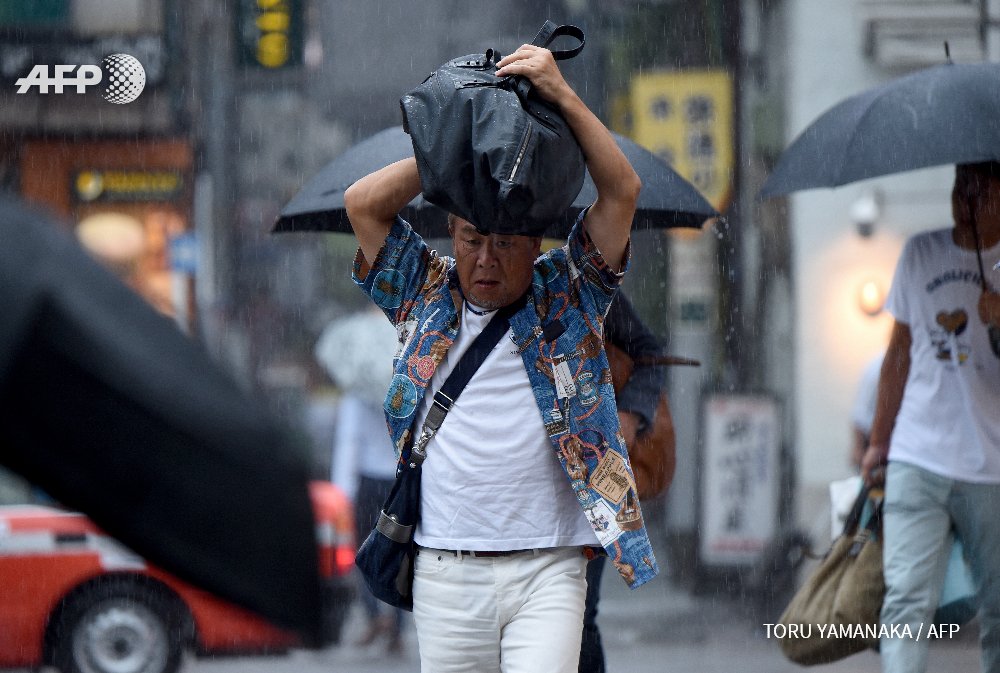 Strong typhoon strikes near Tokyo, with heavy rain and winds grounding ...