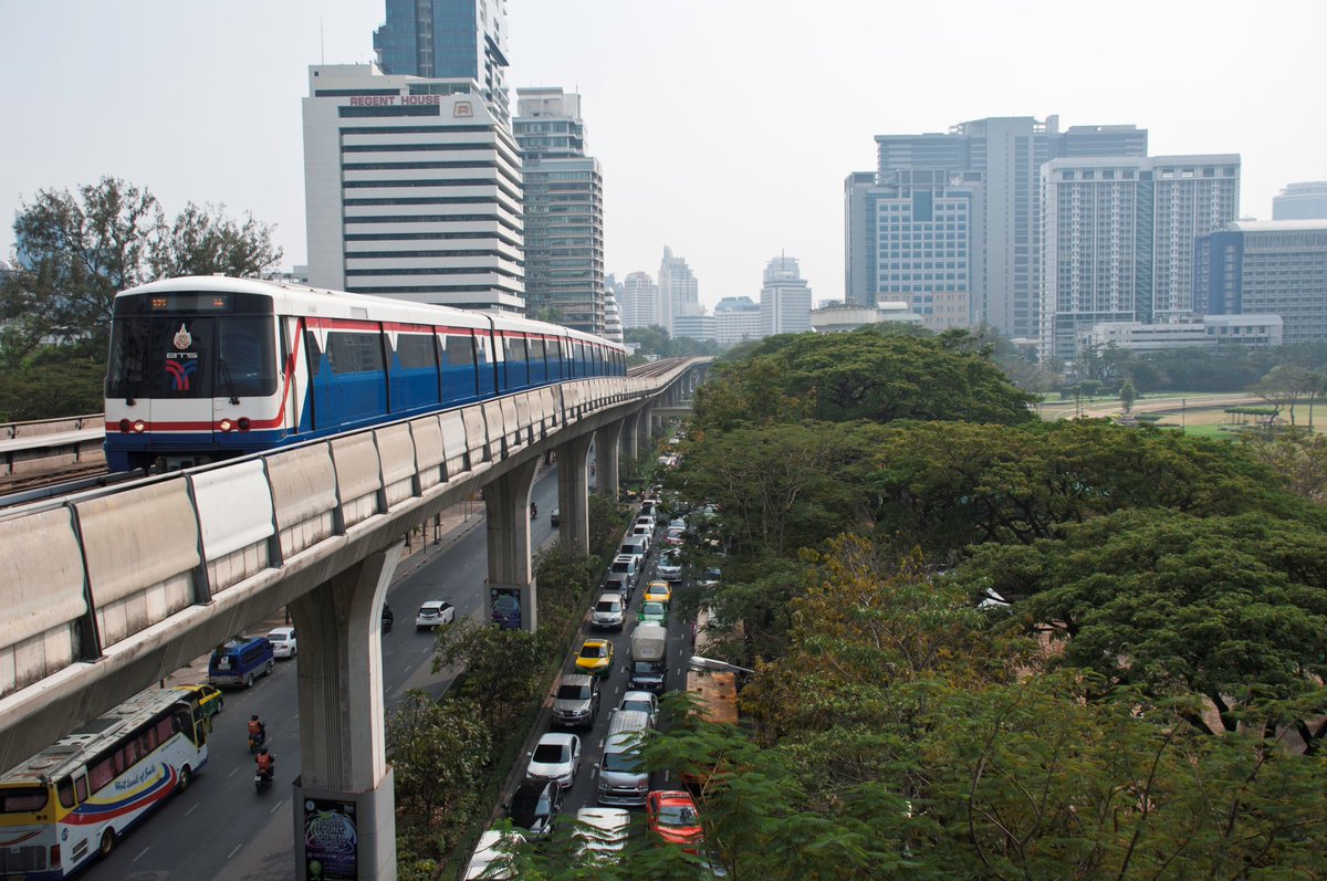 Metro elevado con luz natural, vista de ciudad y cerros, mucho más ...