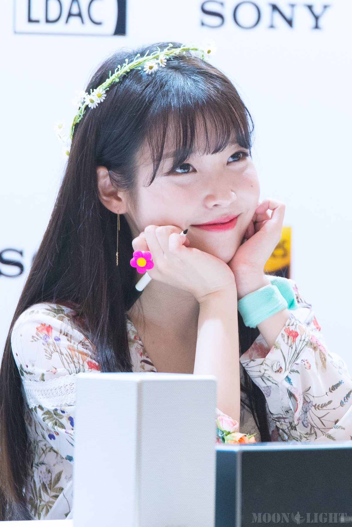 Vale. on Twitter: "cr. IUmushimushi: RT MoonLight_iu: [160725] 소니 팬사인회 아이유(lily199iu) 직찍 by 달빛마차 ...