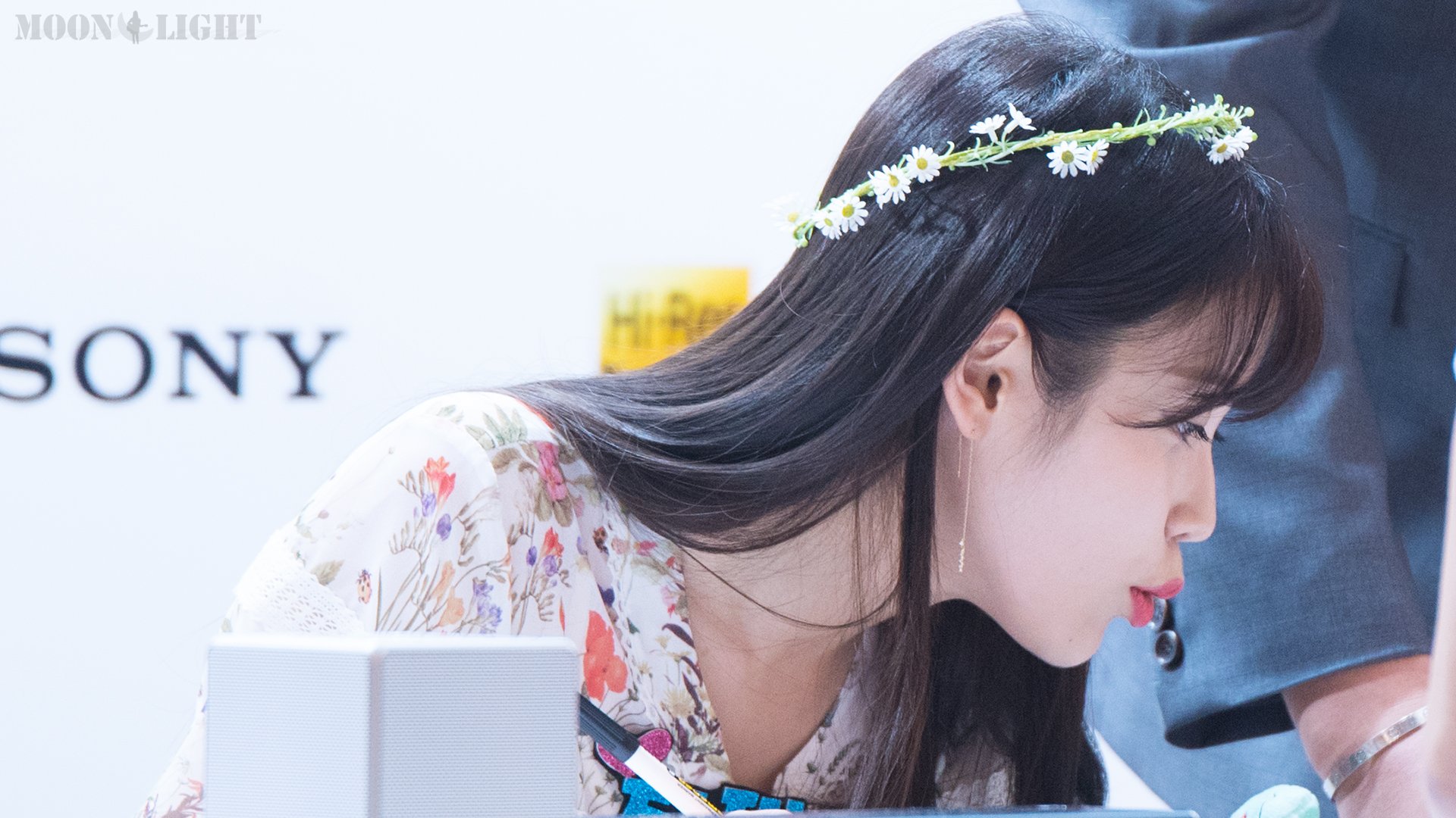 Vale. on Twitter: "cr. IUmushimushi: RT MoonLight_iu: [160725] 소니 팬사인회 아이유(lily199iu) 직찍 by 달빛마차 ...