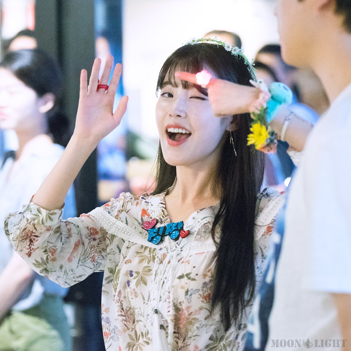 Vale. on Twitter: "cr. IUmushimushi: RT MoonLight_iu: [160725] 소니 팬사인회 아이유(lily199iu) 직찍 by 달빛마차 ...