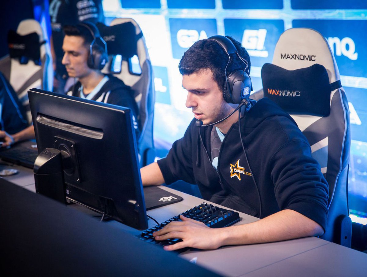 Where do you position your keyboard, close to you or far? : r/pcgaming