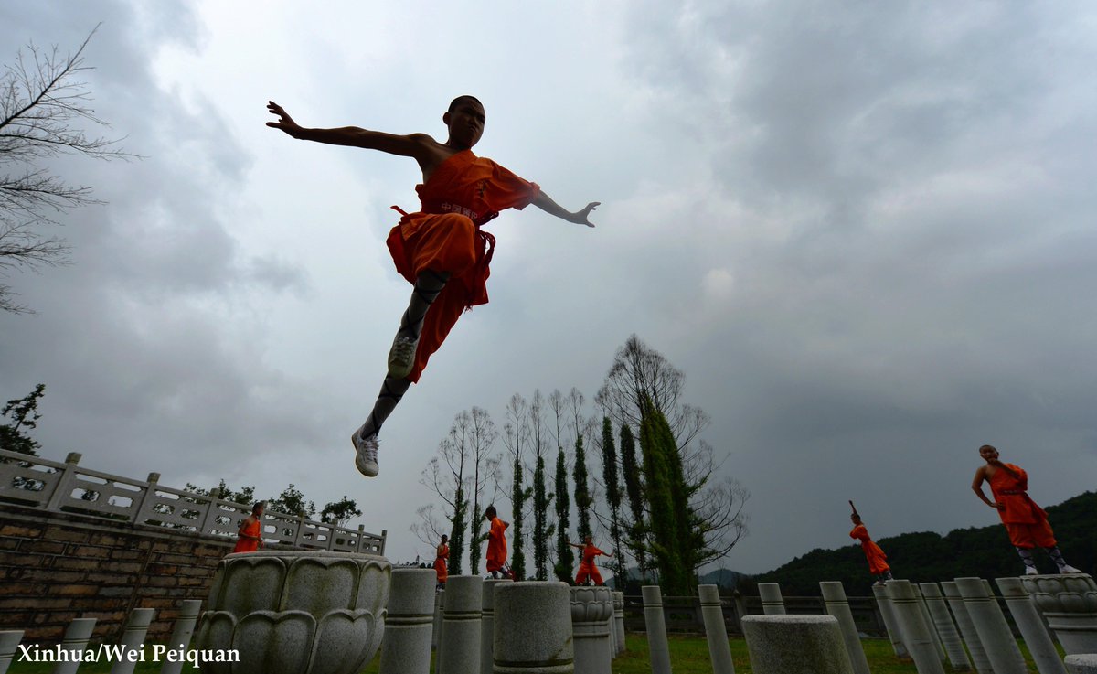 With quick feet, good balance, agile Shaolin monks in Fujian show ...
