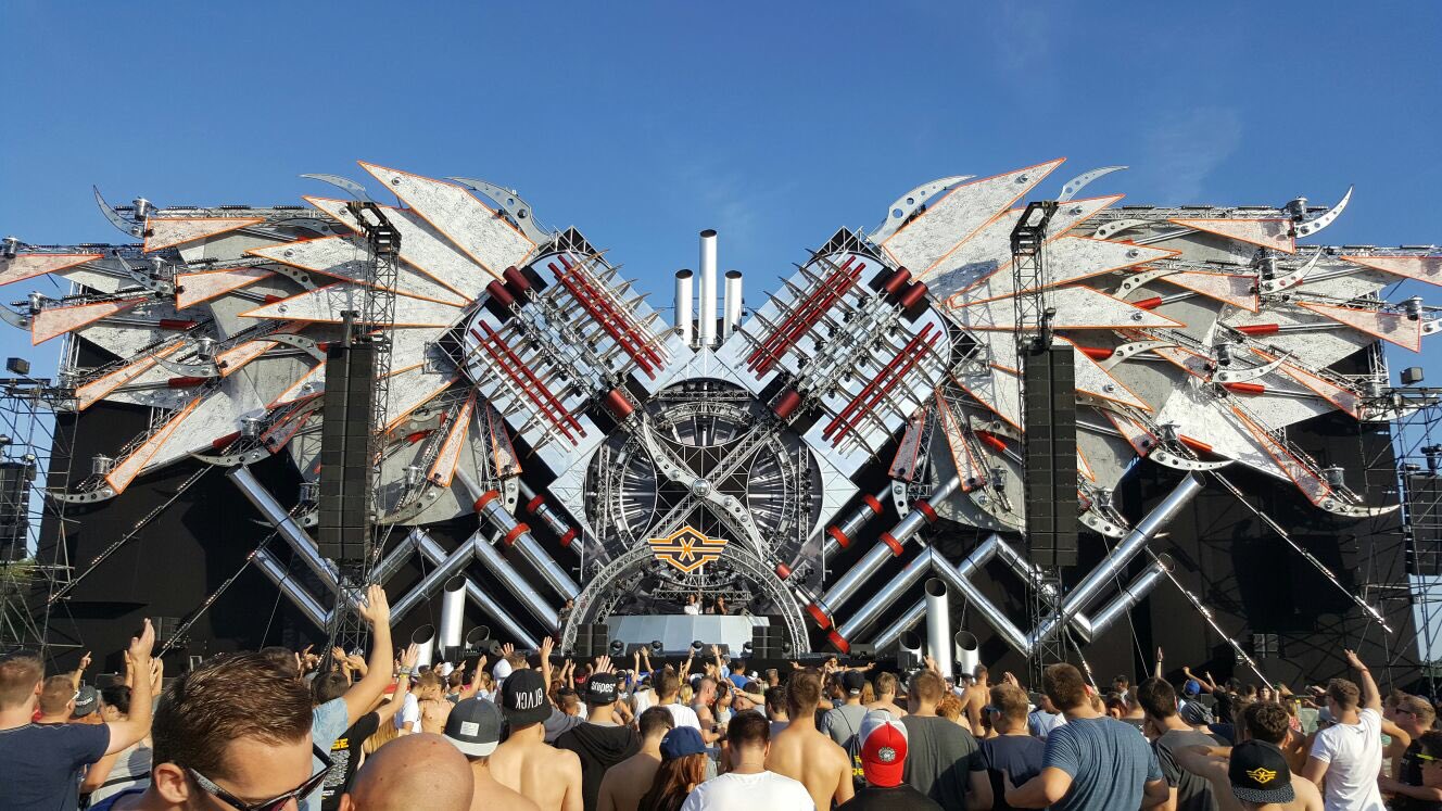 Hard News on Twitter: "This is the mainstage of Q-BASE 2016 right now!…