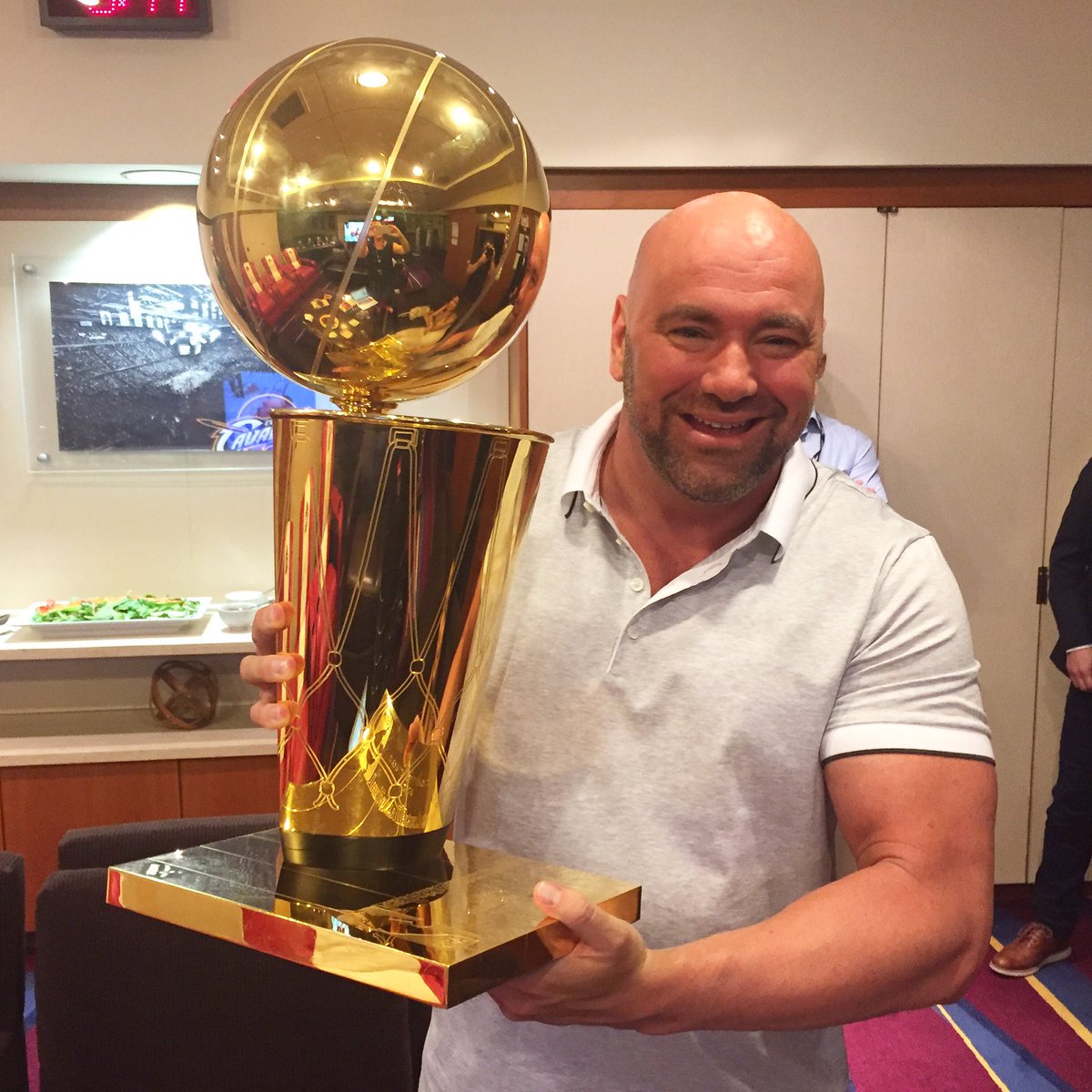 This thing's heavy!!! Larry O'Brien Championship Trophy cavs ...