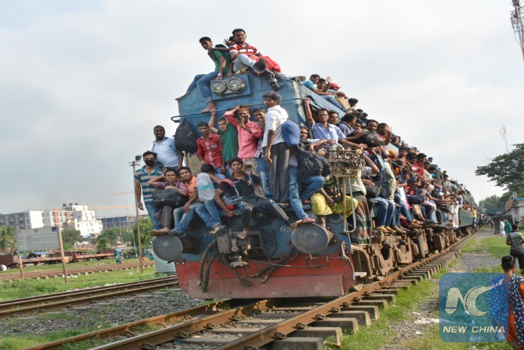 Bangladesh train packed with homebound Eid passengers | China Xinhua ...