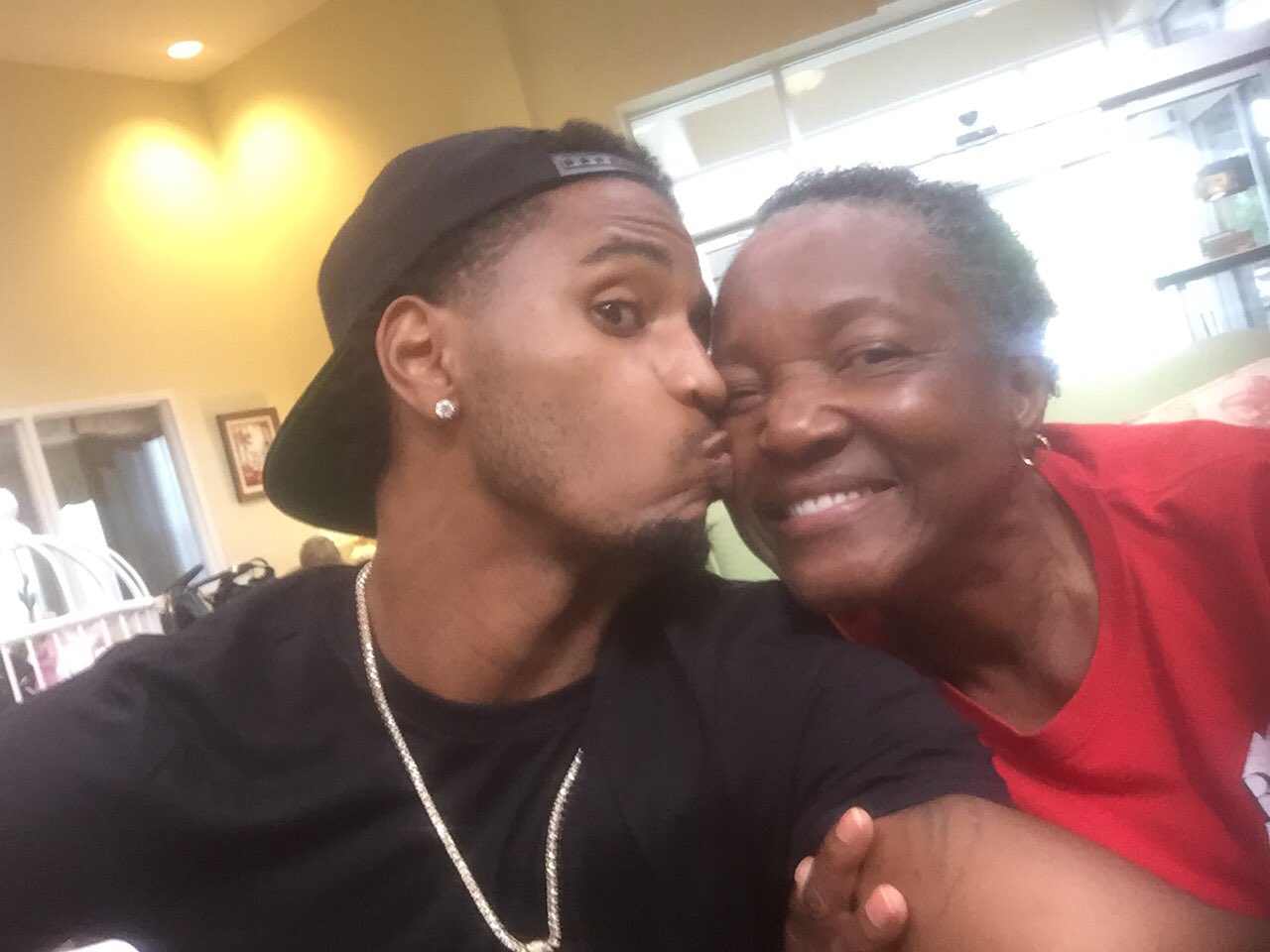 Trey Songz Kissing A Man