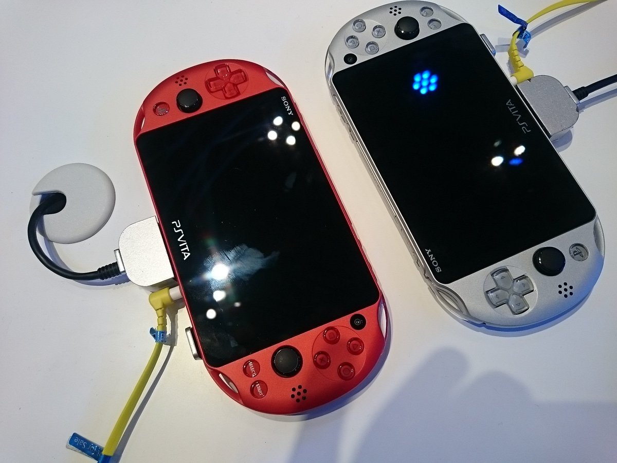 PS VITA Metallic Red & Silver released - Togetter [トゥギャッター]
