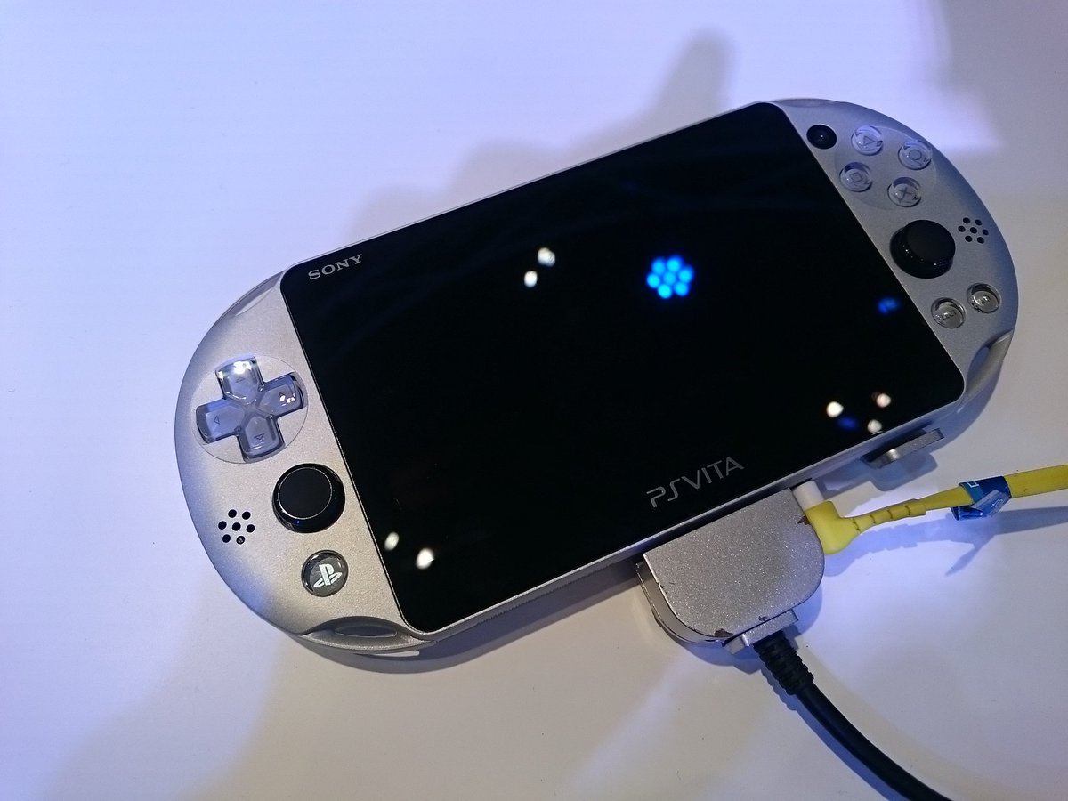 PS VITA Metallic Red & Silver released - Togetter [トゥギャッター]