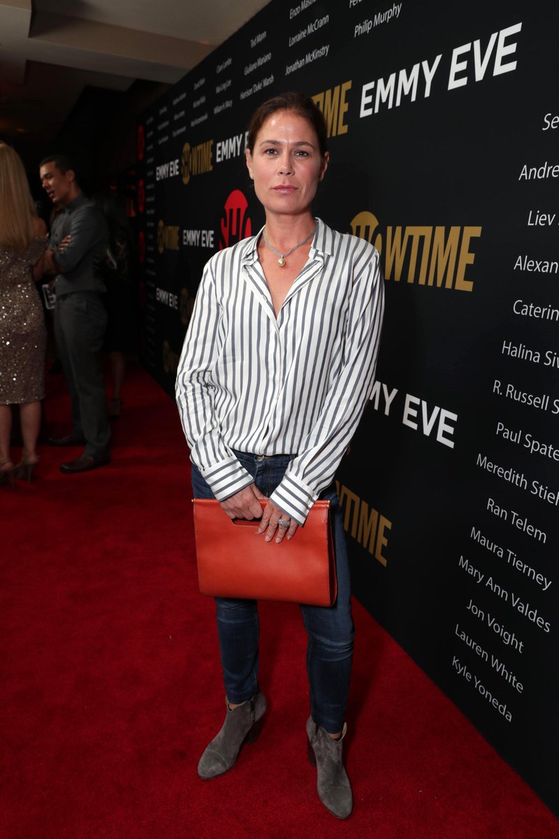 Maura Tierney Legs