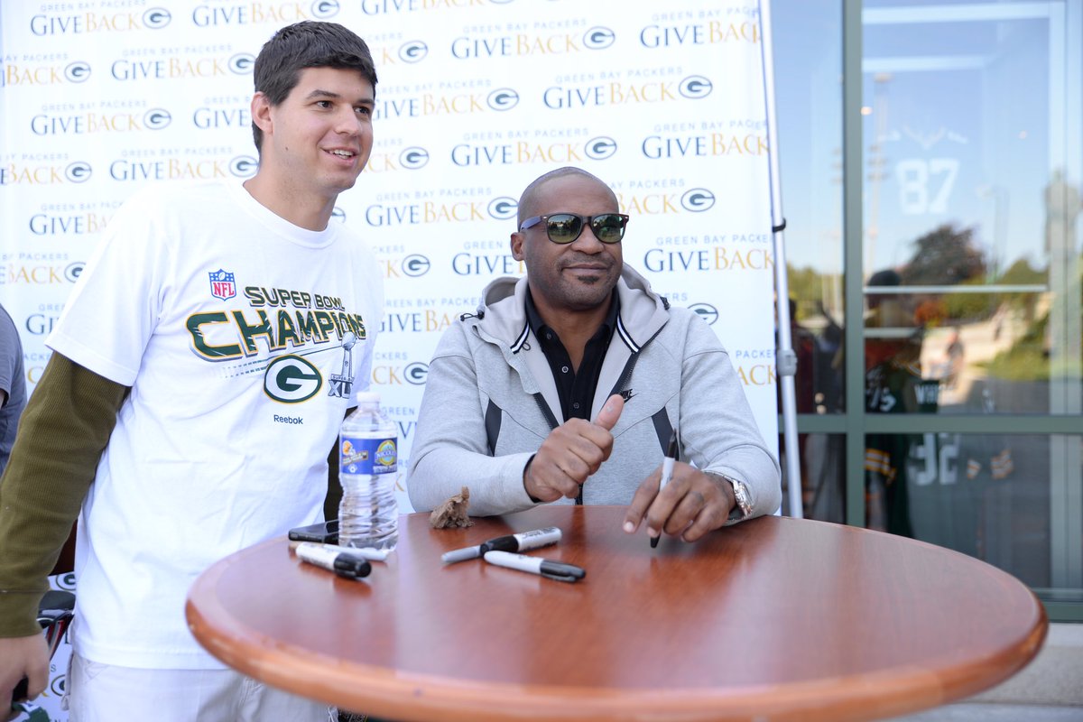 Packers alumni Frank Winters & Derrick Mayes signing a few autographs ...