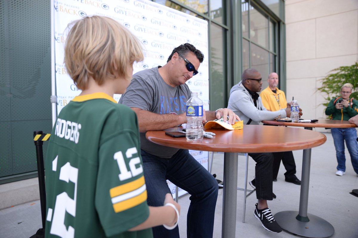 Packers alumni Frank Winters & Derrick Mayes signing a few autographs ...