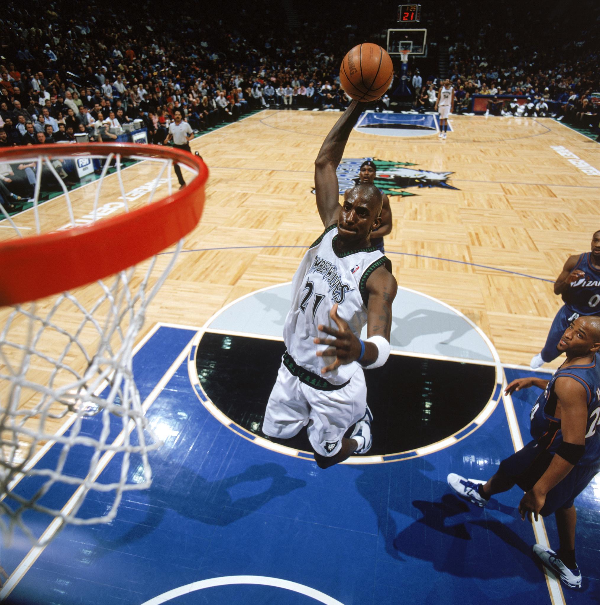 Kevin Garnett Dunking Timberwolves