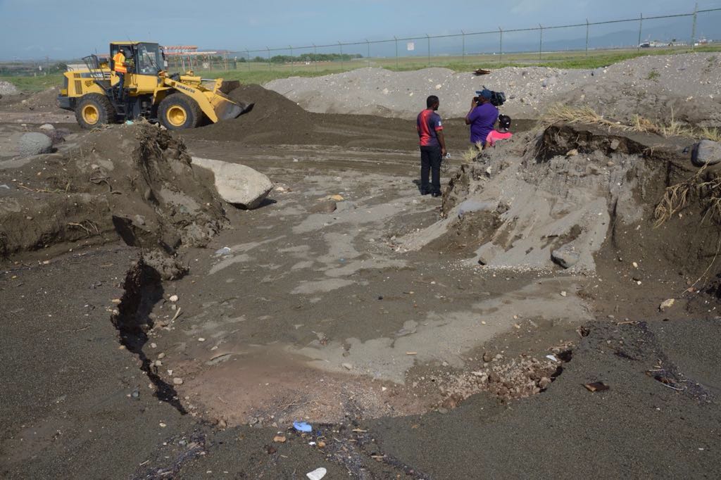PHOTO: Access restored to Palisadoes road after silt, debris cleared # ...
