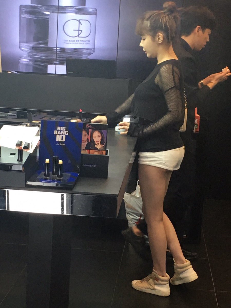 BLACKPINK Charts 🌹 on Twitter: "2NE1's Park Bom seeing lipsticks by BLACKPINK. So cute! 😍 https ...