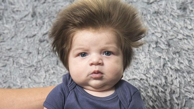 El bebé que se transformó en viral por su peinado de pelos parados más ...