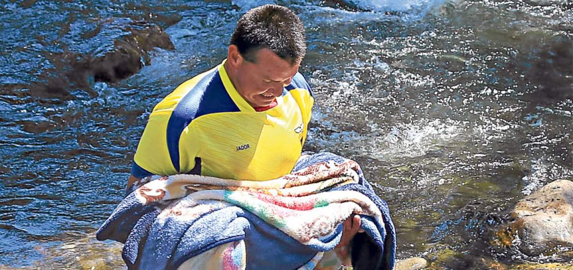 PaísAdentro | Lava ropa ajena en aguas del río Tomebamba con la piel de ...