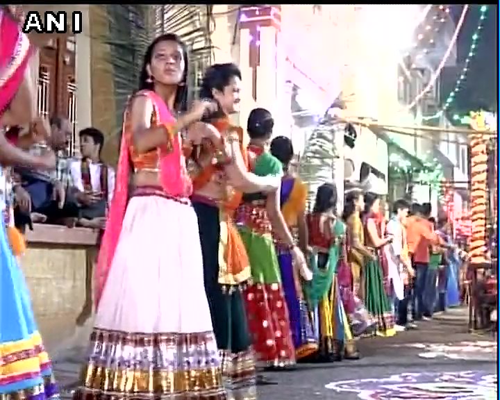Gujarat: Locals take part in traditional Garba dance on the streets of ...