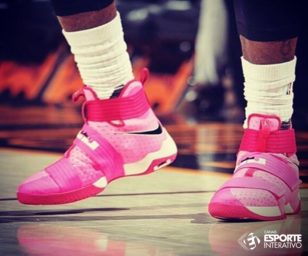 No jogo de ontem, Lebron James usou esse tênis rosa para ajudar na ...
