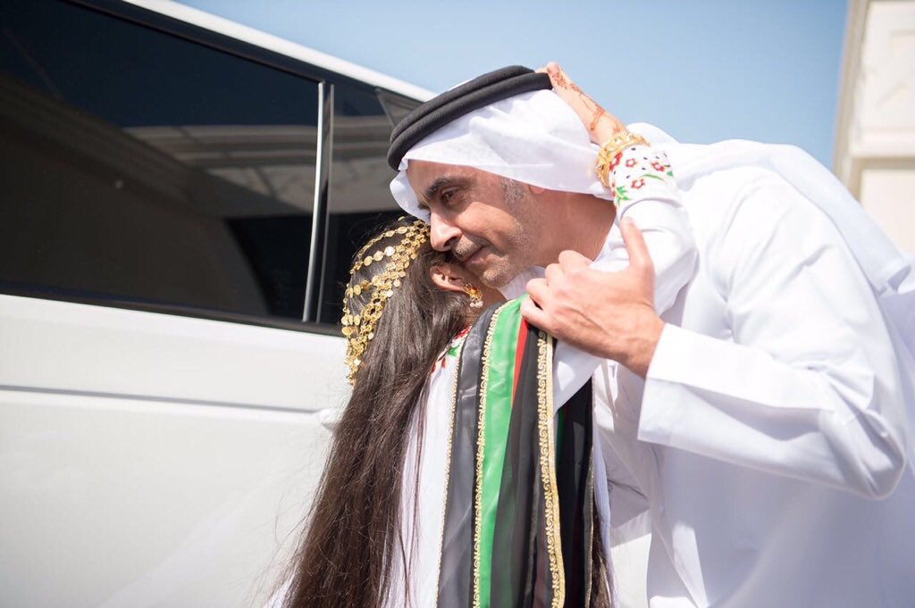 #هاشتاق_الامارات طفلة إماراتية تتزين بعلم بلادها وتتجلى فيها مشاعرها ...